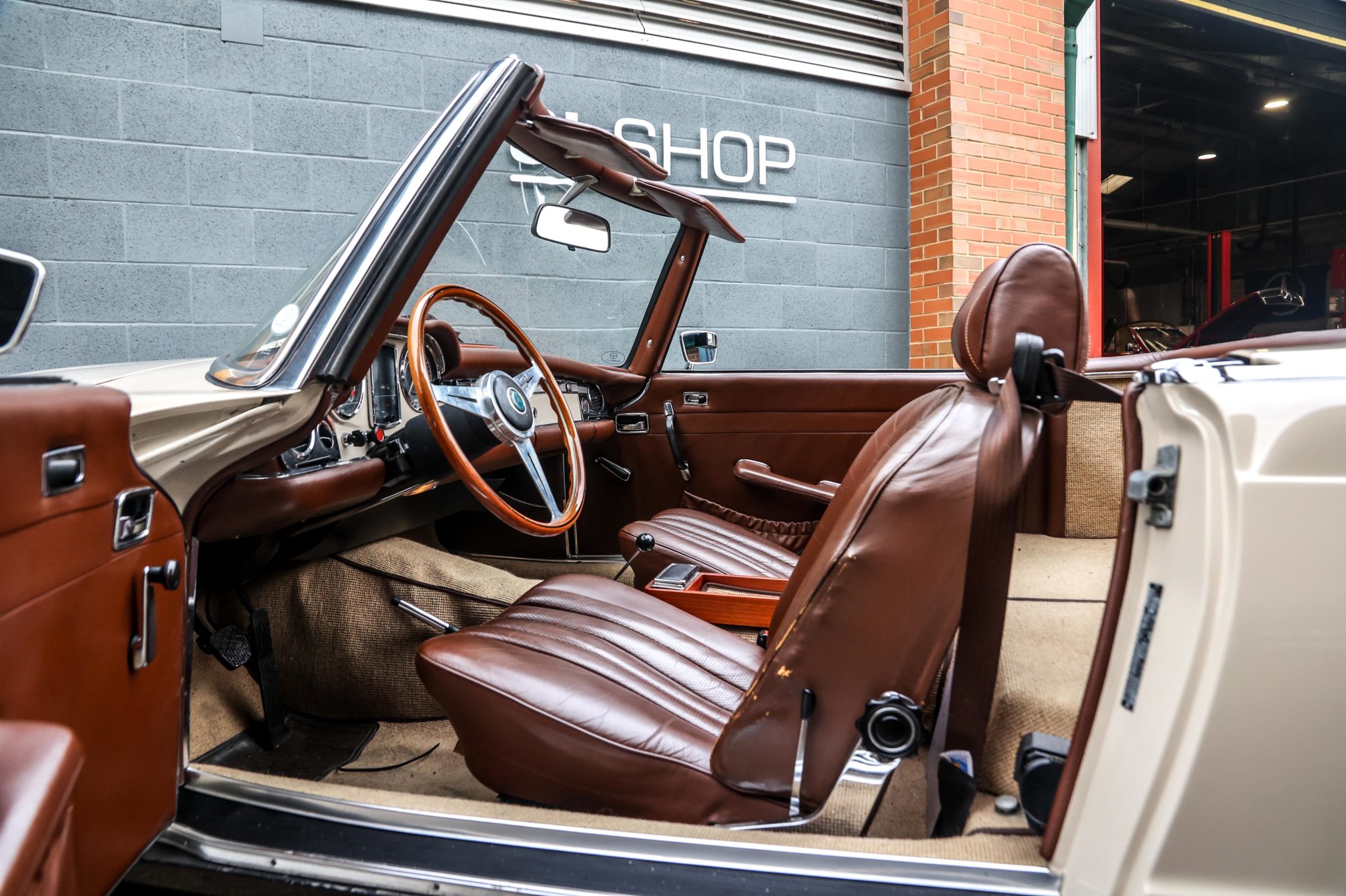 1970 Mercedes Benz W113 280SL Light Beige (670) with brown leather ...